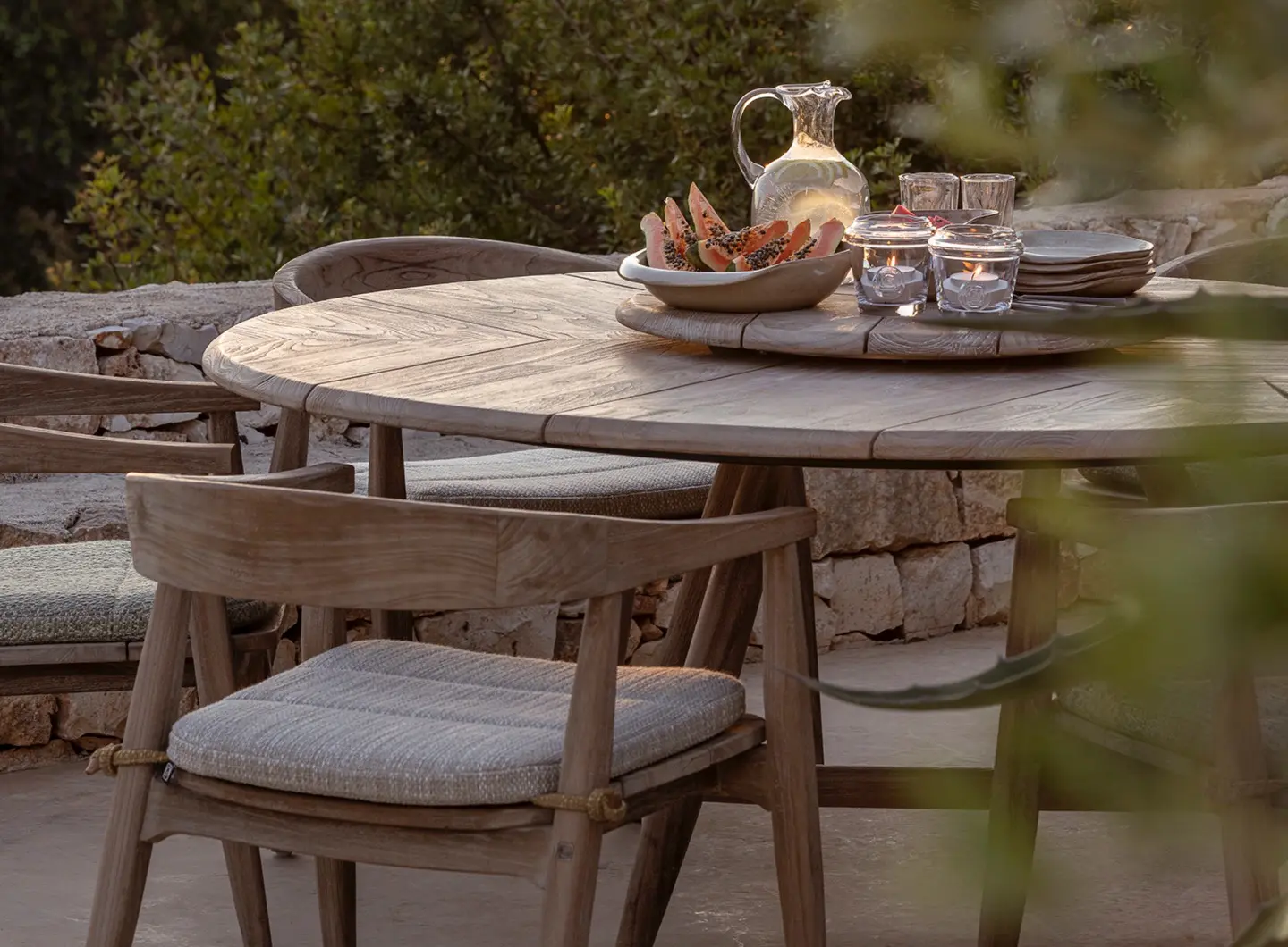 Low dining round table Faye XL | Salone del Mobile